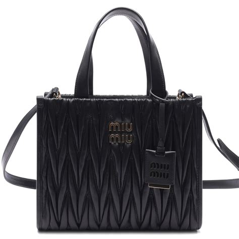 [미우미우] 23ss 여성 마테라쎄 토트숄더백 5bg263 N88 F0002 V Moo 23s Ssg Com