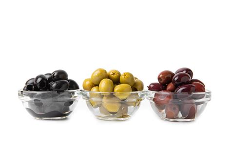 올리브는 흰색 배경에 분리되어 있습니다 흰색 바탕에 나뭇잎이 있는 맛있는 검정 초록 빨강 올리브 신선한 올리브 과일 개체 그룹에 대한 스톡 사진 및 기타 이미지 Istock