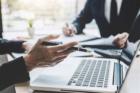 재무 관리자 회의 기업 성장 프로젝트 성공 재무 통계 전문 투자 전문가 문서 노트북 및 디지털 태블릿으로 전략 계획 프로젝트