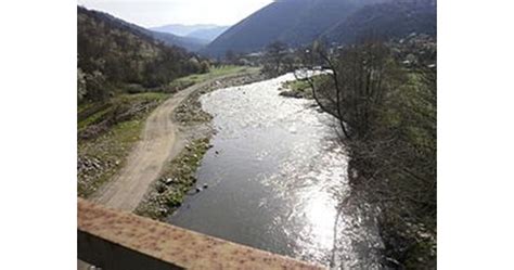 Майка изхвърли 4 месечното си бебе в река Чепинска