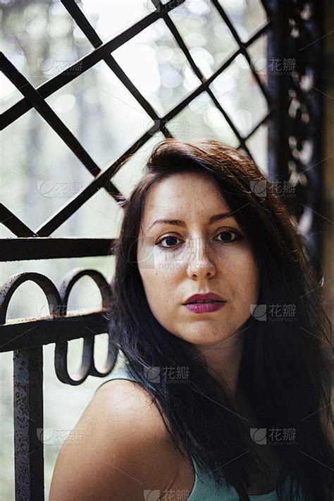 在教堂里摆姿势的女孩