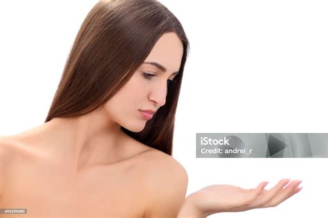 완벽 한 피부 초상화와 뷰티 스파 여자입니다 아름 다운 갈색 머리 스파 소녀 텍스트 손 손바닥에 빈 복사본 공간을 보여주는 제품을 제안합니다 광고에 대 한 제스처입니다 격리