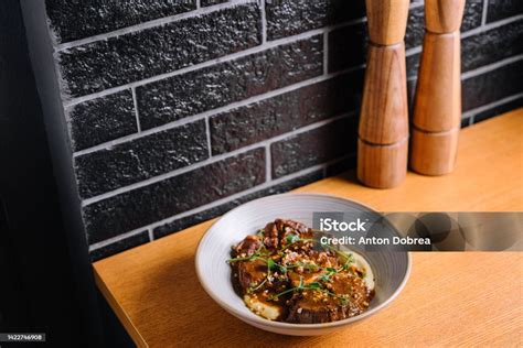 으깬 감자와 함께 갈색 소스에 전통적인 독일 찐 송아지 고기 뺨 갈색에 대한 스톡 사진 및 기타 이미지 갈색 감자 요리 거품 내기 Istock