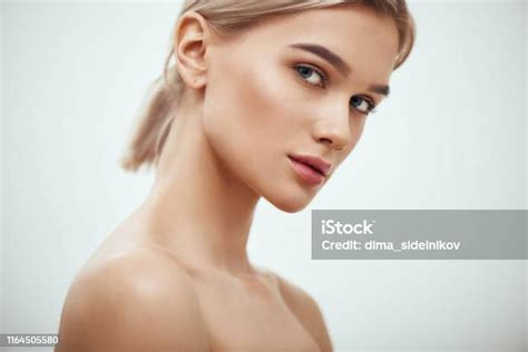 아름다운 느낌 화려한 젊은 금발의 여자 와 완벽한 피부 보고 에 카메라 동안 서 대 회색 배경 아름다움에 대한 스톡 사진 및 기타 이미지 Istock