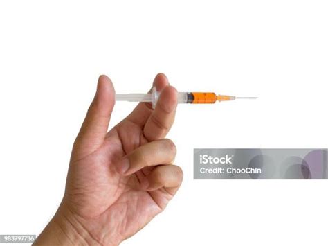 오렌지 약 손 들고 주사기 약물 주입 흰색 배경에 고립에 대 한 준비 간호사에 대한 스톡 사진 및 기타 이미지 간호사 개념 건강관리와 의술 Istock