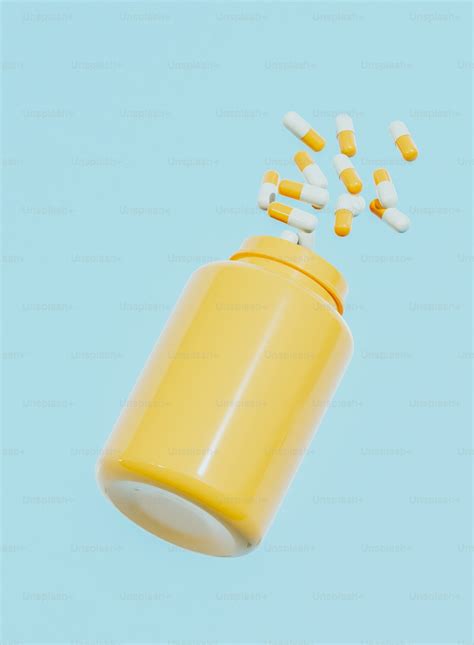 알약이 나오는 노란색 알약 병 사진 Unsplash의 제약 이미지