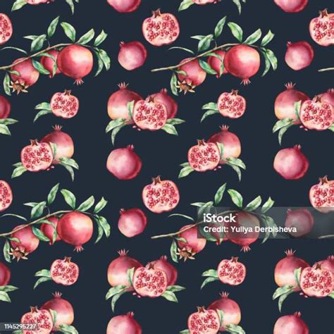 나뭇가지에 수채화 석류 완벽 한 패턴입니다 손으로 그린 가넷 과일 슬라이스 열매와 어두운 파란색 배경에 고립 된 나뭇잎 디자인 인쇄 직물 배경 꽃 그림 가리기에 대한 스톡
