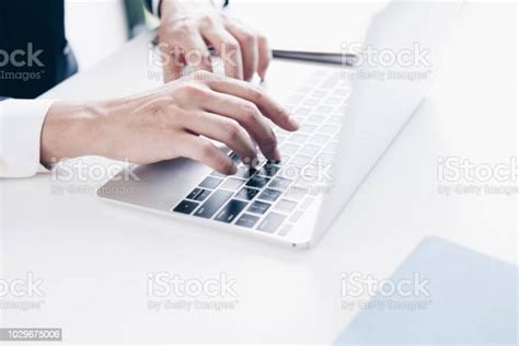 현대 사무실 흰색 배경 비즈니스 및 사무실 개념에서 랩톱 컴퓨터를 사용 하 여 실업가 개념에 대한 스톡 사진 및 기타 이미지