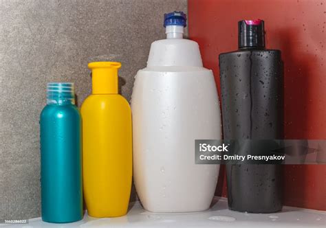 욕조에 있는 클렌저 컨디셔너 비누 및 샴푸를 위한 다양한 크기 모양 및 색상의 용기와 병 가정 생활에 대한 스톡 사진 및 기타 이미지 Istock