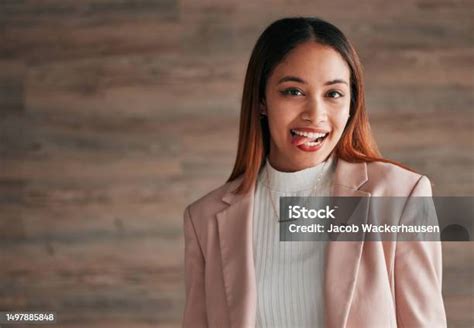 행복하고 초상화이며 긍정적이고 바보 같고 자신감 있는 마음가짐으로 벽에 혀를 내밀고 있는 여자 어리석은 얼굴 표정으로 멕시코에서 온 젊은 여성 모델의 행복 흥분 및 얼굴