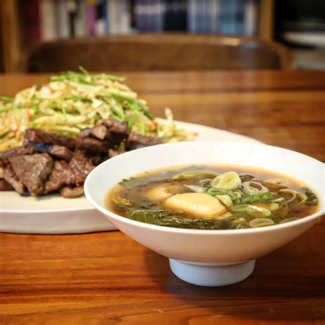 Booth108108호 아침은 시금치오믈렛에 토마토살사를 더했다 대추방울토마토 15알 데쳐 껍질을 벗기고 잘게 잘라주었다 적양파 곱게다져 2t 청양고추 1개