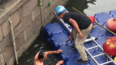 女子手机掉河中，路过农民工跳河捞起七环视频澎湃新闻 The Paper