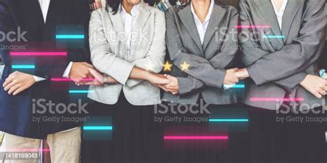 사무실에서 나무 배경으로 함께 일하는 비즈니스 사람들의 그룹 그룹 지원 팀워크 계약 개념 동의에 대한 스톡 사진 및 기타 이미지