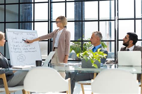 팀 교육 플립 차트 사무실과 비즈니스 컨퍼런스 프리젠 테이션 3 명에 대한 스톡 사진 및 기타 이미지 3 명 50 54세 경영자 Istock