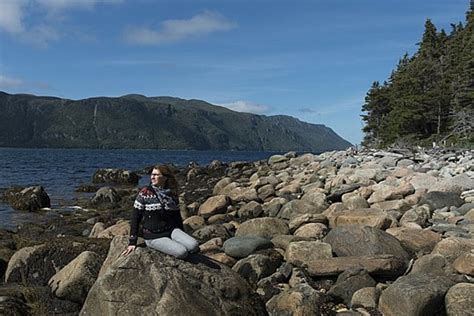 숲에서 명상하는 바위에 앉아있는 여자 스트레스 해소 사진 스트레스 기분 전환 배경 일러스트 및 사진 무료 다운로드 Pngtree