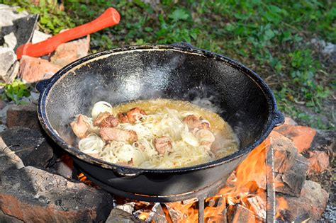 필라프 요리를 위한 식물성 기름에 양파와 가마솥에 고기 구이 개성 개념에 대한 스톡 사진 및 기타 이미지 개성 개념 고기