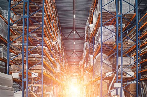 많은 대형 물류 격납고 창 고 선반 또는 상품 및 햇빛 효과의 팔레트와 선반 산업 운송 및 화물 배달 유통 0명에 대한 스톡