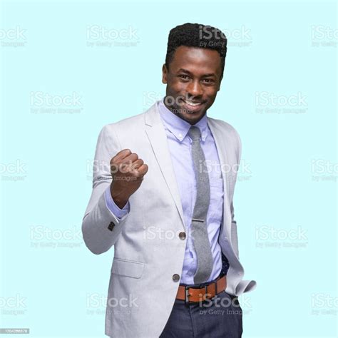 아프리카 계 미국인 민족 젊은 남성 사업가 앞에 서 유색 배경 착용 비즈니스 캐주얼 Z세대에 대한 스톡 사진 및 기타 이미지 Z세대 곱슬 머리 남성 Istock