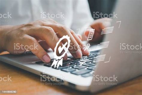 선도적 인 서비스의 표시로 일하는 사업가 품질 보증 보증 표준 Iso 인증 및 표준 개념 1개월에 대한 스톡 사진 및 기타 이미지 1개월 가상현실 개념 Istock