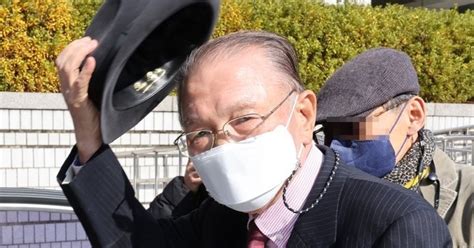 차에 타는 김기춘