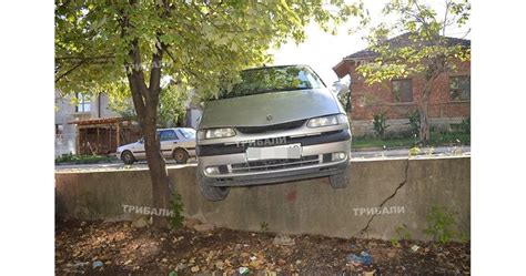 Пиян шофьор паркира във въздуха заспал зад волана снимки