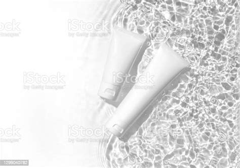 수면에 흰색 화장품 튜브 브랜딩 모형을 위한 빈 라벨입니다 여름 물 수영장 신선한 개념 플랫 레이 상단 보기 물이 튀는에 대한 스톡 사진 및 기타 이미지 Istock