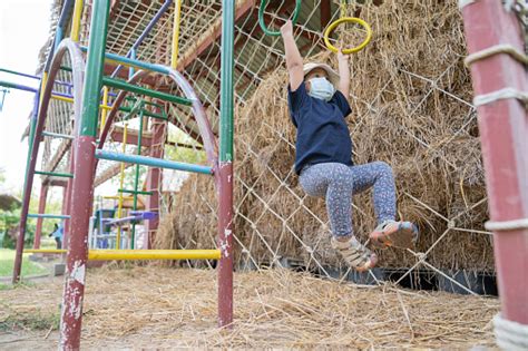 감기와 독감및 바이러스의 확산을 방지하기 위해 수술 용 마스크를 착용한 아시아 소녀 어린이 그들은 야외 놀이터에서 재미와 재생 루프를 가지고있다 2 3 살에 대한 스톡 사진
