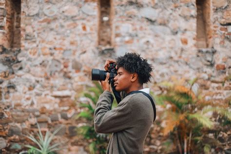 Dslr 갈색 자켓 건물 경치 구성 구조 기술 남성 녹지 니콘 도시의 독창성 돌담 라이프스타일 러스틱