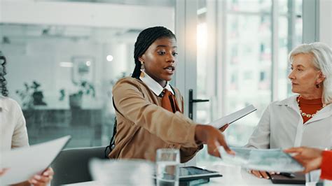 계획 또는 전략을 위해 사무실 회의실에서 여성 사업가와 문서 회의 및 보고합니다 피드백 또는 검토를 위해 직장에서 직원 팀과의 협업 토론 및 제안 20 24세에 대한 스톡