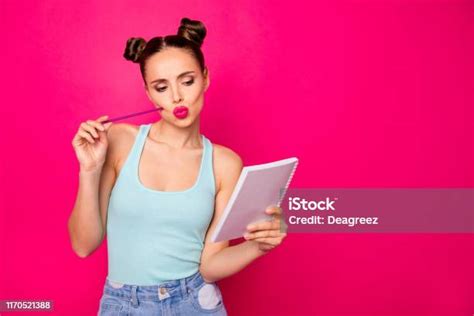 예쁜 여자 룩 주최자 손 문법 규칙 착용 캐주얼 의상 고립 된 핑크 배경을 사용 하 여 에 대 한 확실 하지 않은 머리를 쪽지다에 대한 스톡 사진 및 기타 이미지 Istock