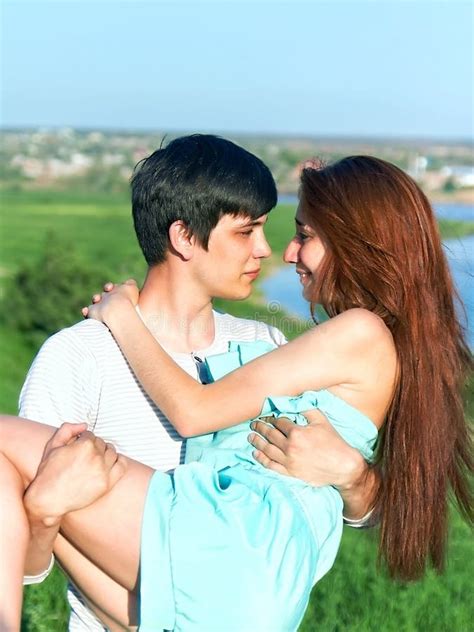 Del Verano Retrato Al Aire Libre De Pares Sensuales Jovenes Imagen De Archivo Imagen De