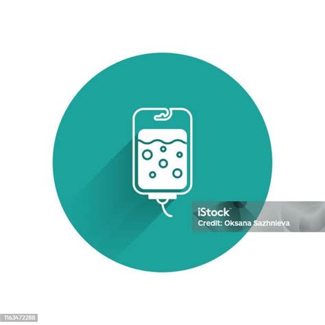 긴 그림자로 분리 된 흰색 Iv 가방 아이콘 혈액 가방 아이콘입니다 혈액 개념을 기증하십시오 치료 와 치료 화학 요법의 개념 녹색 원 버튼입니다 벡터 일러스트레이션 가방에