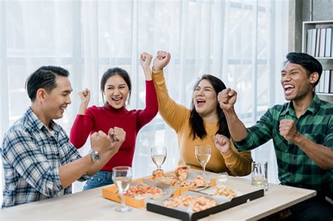 동료들과 함께 비즈니스 성공을 축하합니다 비즈니스 마케팅 팀의 동료 파트너와 함께하는 비즈니스 축하 파티 우승자 성공적인 스타트 업 Political Party에 대한 스톡