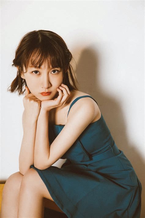 파란색 민소매 드레스를 입은 여자 사진 Unsplash의 무료 의류 이미지