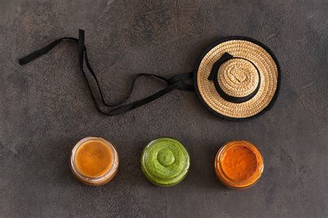 세 유명한 카나리아 섬 소스 모조 피컨 레드 핫 소스 모조 베르데 그린 소스와 알모그로테 치즈와 콘크리트 배경에 전형적인