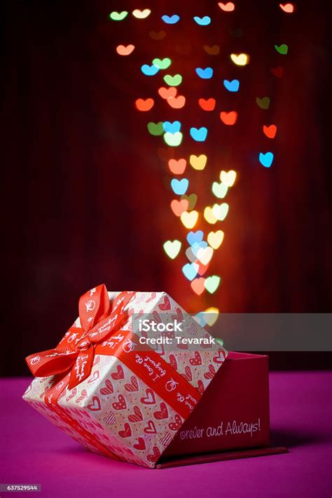 선물 상자 오픈 모양의 하트 와 드포커스 보케 다채로운 조명 감각 지각에 대한 스톡 사진 및 기타 이미지 감각 지각 감정 계절 Istock