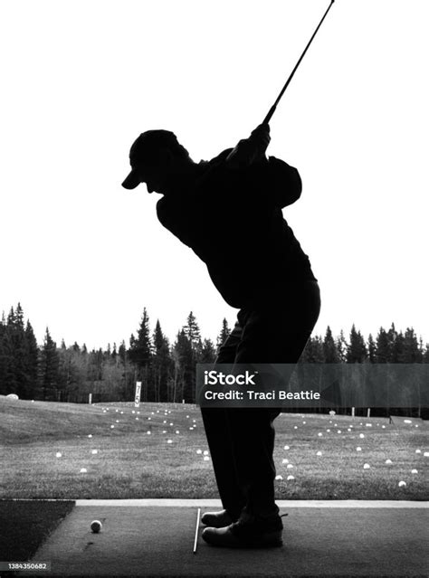 골프 레인지 레인지 볼 포레스트가 있는 연습장에서 골프를 연습하는 남자의 흑백 실루엣 골프 선수에 대한 스톡 사진 및 기타