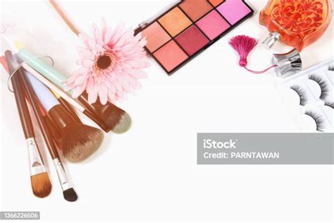 다양한 메이크업 제품 전문 장식 화장품 메이크업 도구 및 흰색 배경에 액세서리세트와 텍스트 복사 공간 아름다움 패션 파티 및 쇼핑 개념 최고 보기 개념에 대한 스톡 사진 및
