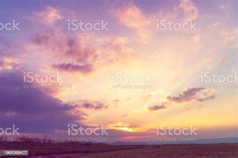 아침 풍경의 보라색 보라색 하늘 일출에 활기찬 화려한 푸른 하늘 여름 시간 자연의 아름다운 풍경 아름다움 보라색 하늘 낭만적인 극적인 풍경 일몰의 흐린 야외 낙원 일몰에