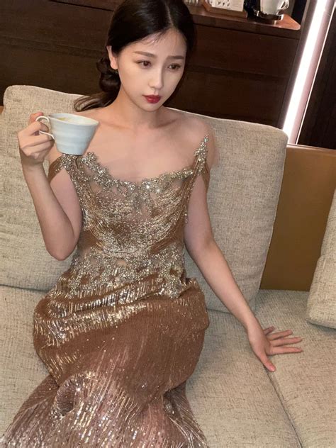 虞书欣这身材也太辣了，背部线条好绝