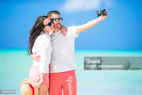 행복 한 커플 화이트 비치에 Selfie 사진 복용 두 성인 열 대 이국적인 해변에서 자신의 휴가 즐기고 양 부모에 대한 스톡 사진 및 기타 이미지 Istock