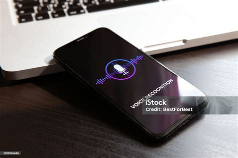 음성 인식 Siri 검색 기술 음성 감지 및 딥 러닝 Ai 장치 개념 녹음 마이크와 음파 아이콘휴대 전화 화면에 인공 지능 응용