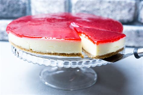 딸기와 딸기 소스를 곁들인 맛있는 치즈케이크 선택적 초점 0명에 대한 스톡 사진 및 기타 이미지 0명 과일 달콤한 음식 Istock