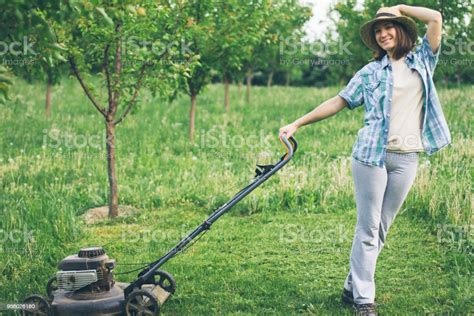 잔디 깍는 기계와 정원 원 예 트리밍 잔디에서 일 하는 젊은 여자 녹색에 대한 스톡 사진 및 기타 이미지 녹색 맨션 밀기 Istock