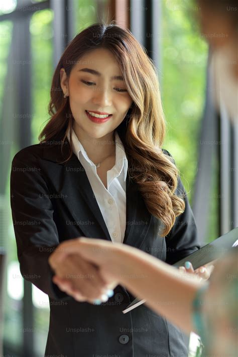 사무실에서 비즈니스 고객과 악수하는 사업가 비즈니스 협상 사진 Unsplash의 초상 이미지