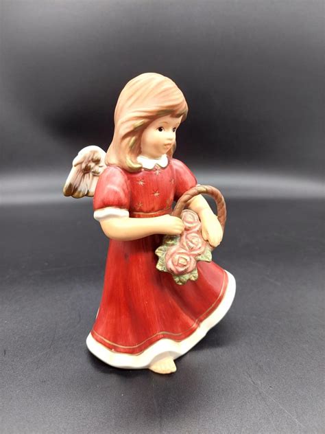 Статуэтка Ангел с корзиной цветов фарфор роспись золочение Goebel Германия 2002 г