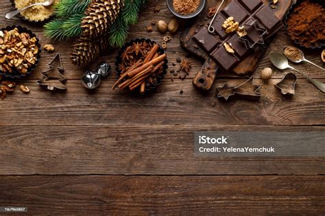 크리스마스 또는 새해 요리 소박한 나무 배경 축제 요리 크리스마스 베이킹 을 요리하는 음식 재료 나무 테이블에 노엘 패스트리에 대한 휴일 요리 프레임 12월에 대한 스톡