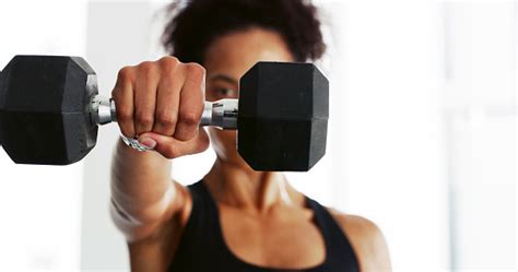 손 덤벨 및 체육관에서 근육을 위한 피트니스 이점 호흡 및 성장을 위한 파워 또는 운동 여성 강하고 보디 빌더 장비 변형 또는 클럽에서 역도로 운동 20 24세에 대한 스톡