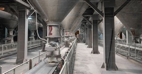 시멘트 공장 기계 사일로와 인프라가 있는 산업 공장 소규모 시멘트 벽돌 산업 사진 Unsplash의 사진술 이미지