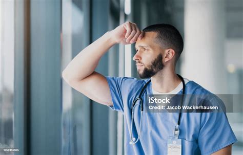 스트레스 사고력 정신 건강이 번아웃 과로 우울증을 앓고 있는 창 의사 남자 의심이 가는 생각 건강 관리 및 불안을 가진 사람 직원 및 의료 전문가 병원에 대한 스톡 사진 및